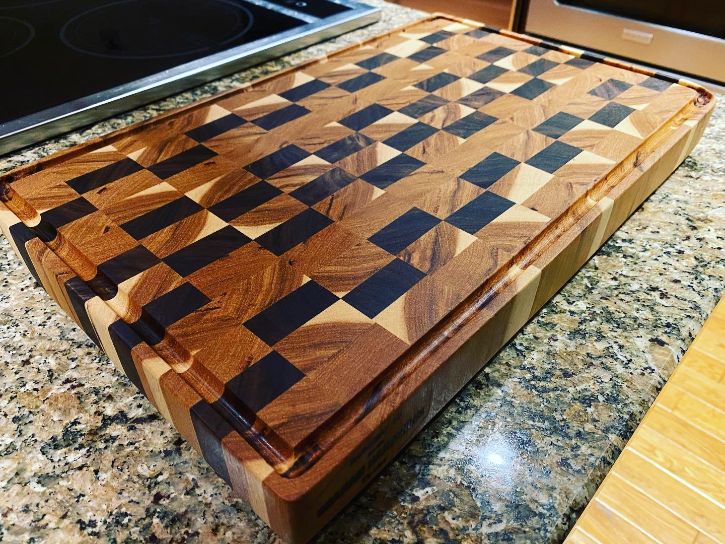 Hickory and walnut end grain cutting board - www.oqily.com
